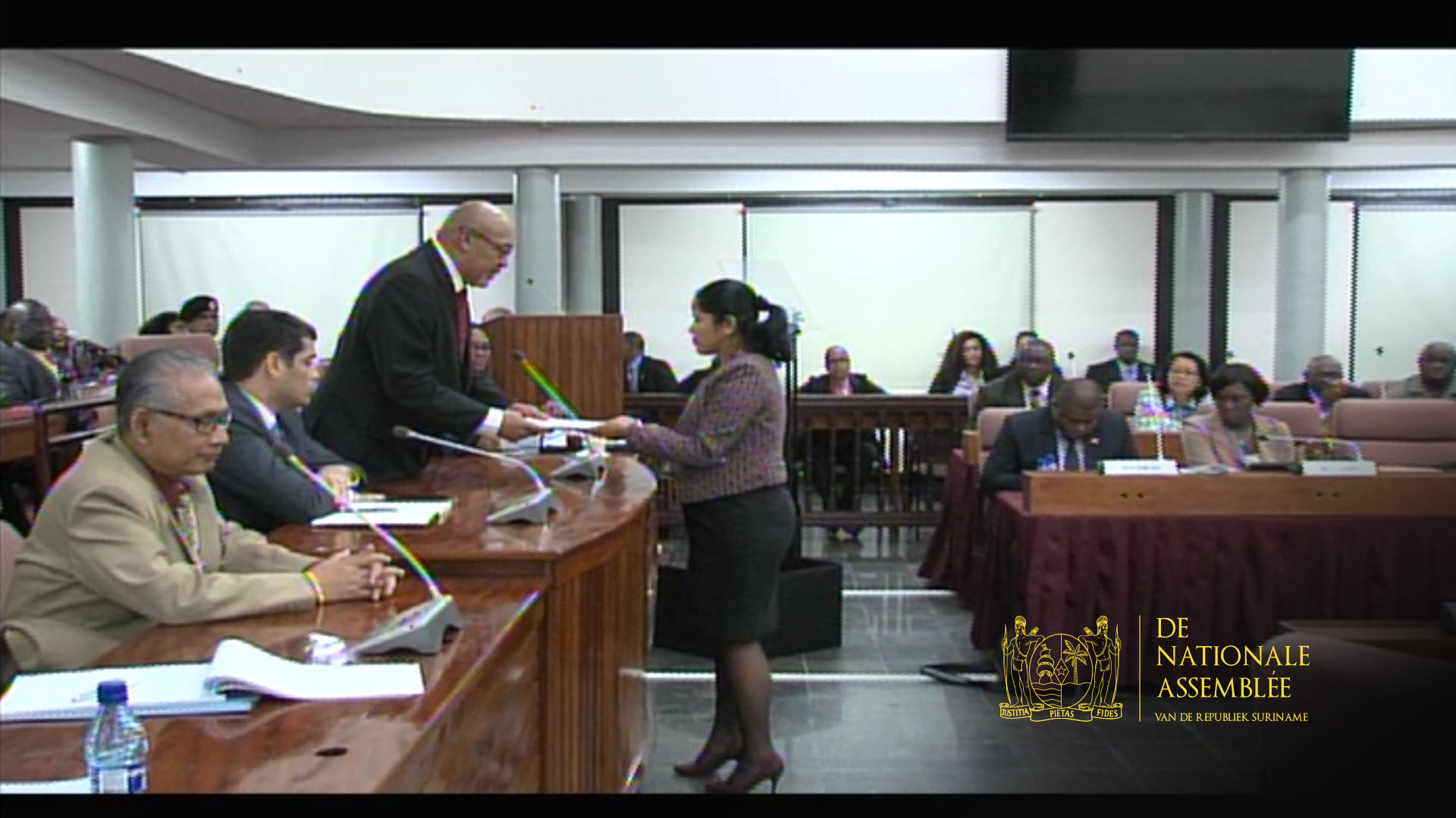 DNA ontvangt Stabilisatie en herstelplan 2016 – 2018 van president Bouterse